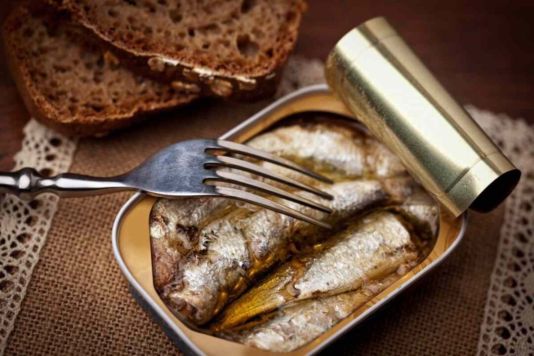 Manger des sardines en conserves : dangers et risques potentiels